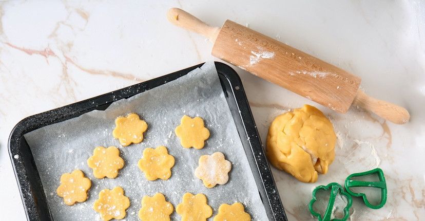 How to Clean Cookie Sheets: 4 Easy Cleaning Methods - 2026 - MasterClass
