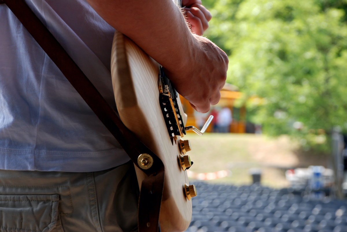 How to Wear a Guitar Strap: 5 Tips for Musicians - 2022 - MasterClass