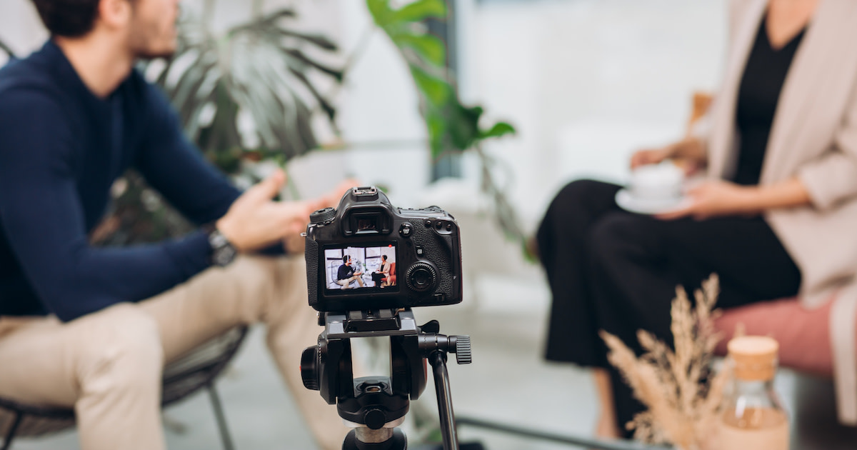 Television Presenter Job Guide: How to Become a TV Presenter - 2022 ...