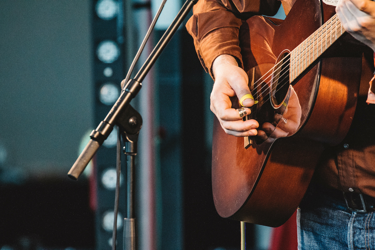 Folk Rock Music Guide: What Does Folk Rock Sound Like? - 2022 - MasterClass
