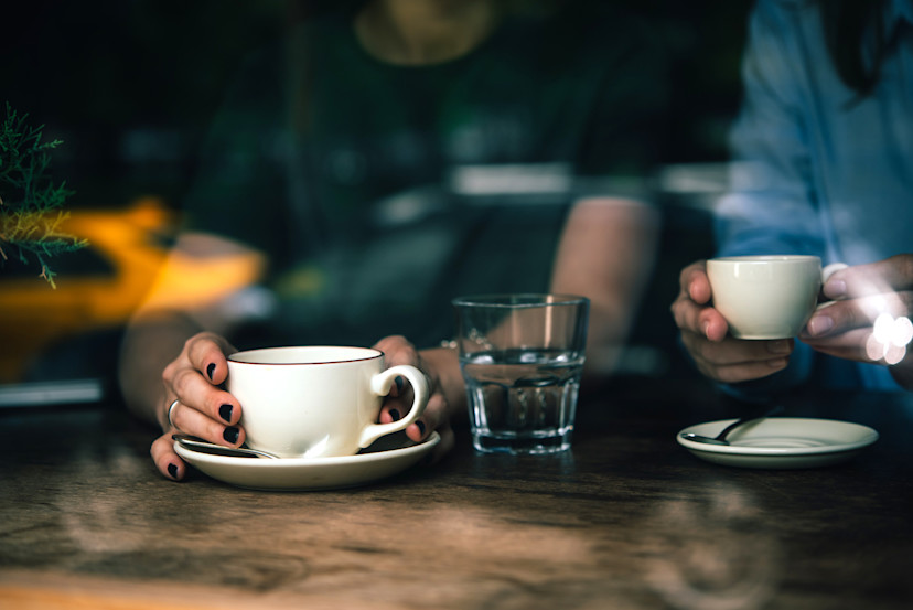 How to Read Body Language: 10 Ways to Recognize Nonverbal Cues - 2025 ...