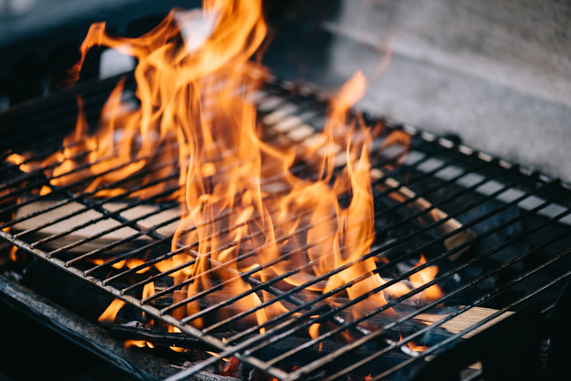 BBQ 101: Learn How to Build a Barbecue Fire In a Wood and Charcoal ...