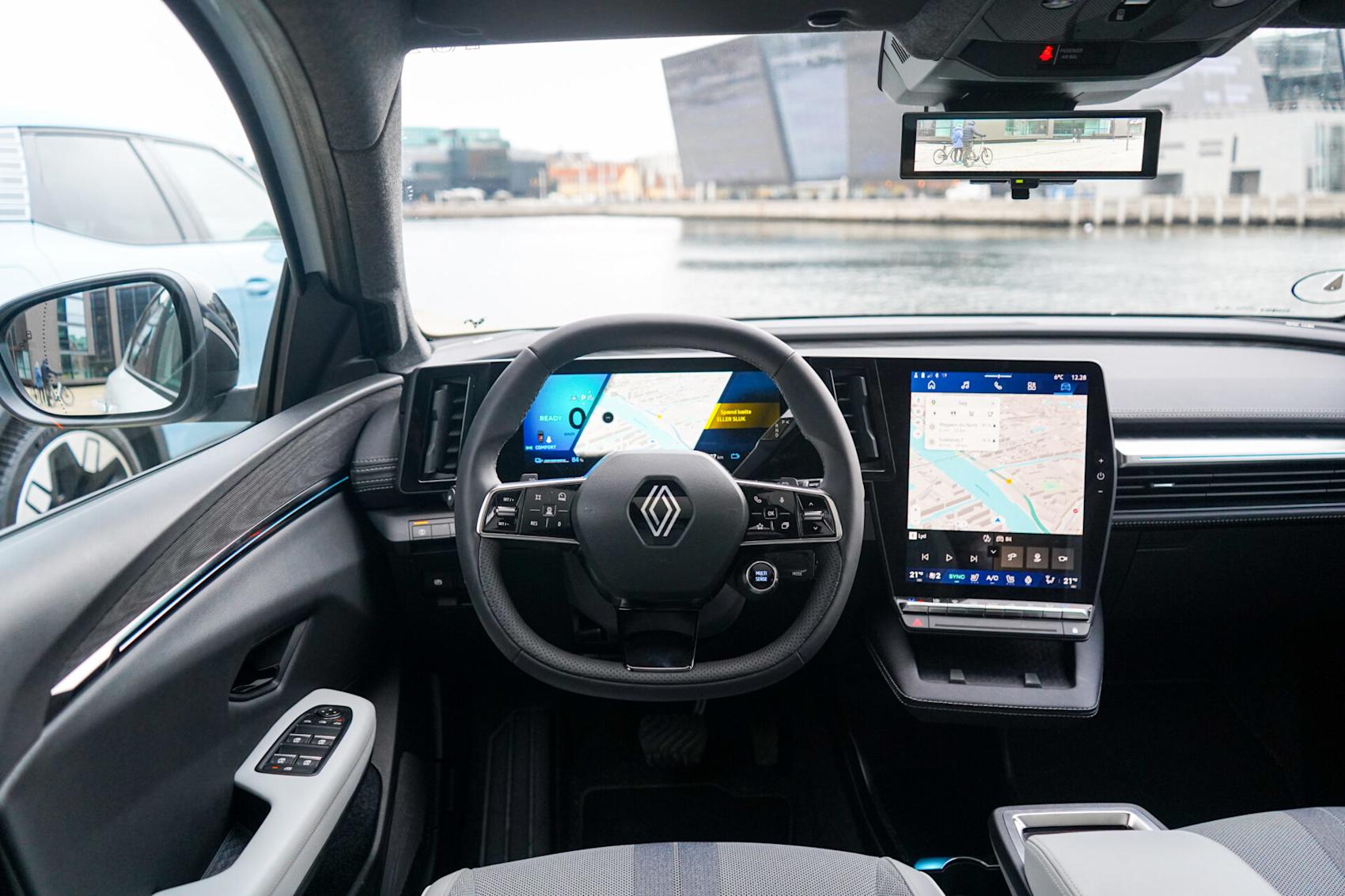 Duell: Hårfint mellan Ford Explorer och Renault Scenic E-...