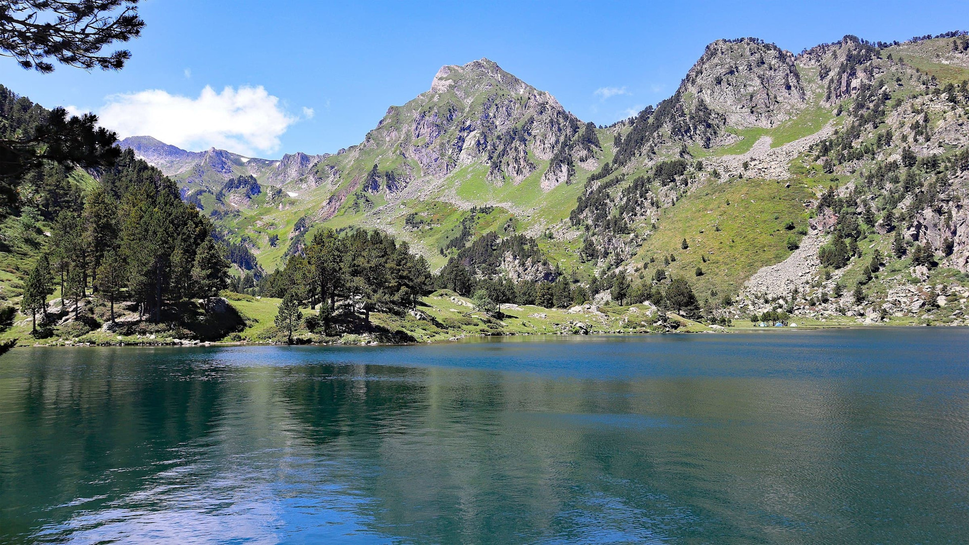 Let's discover the most beautiful peaks of the Pyrénées