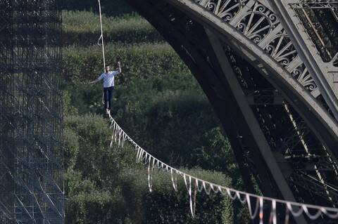 Le funambule Nathan Paulin à la Tour Eiffel de Paris
