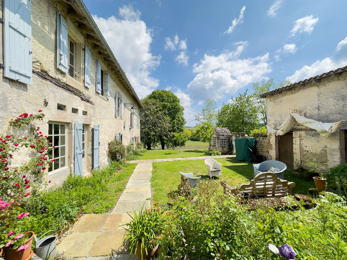 Verteillac, Périgueux, et Angoulême: Découverte des environs
