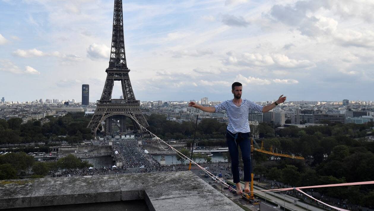 Le funambule Nathan Paulin à la Tour Eiffel de Paris