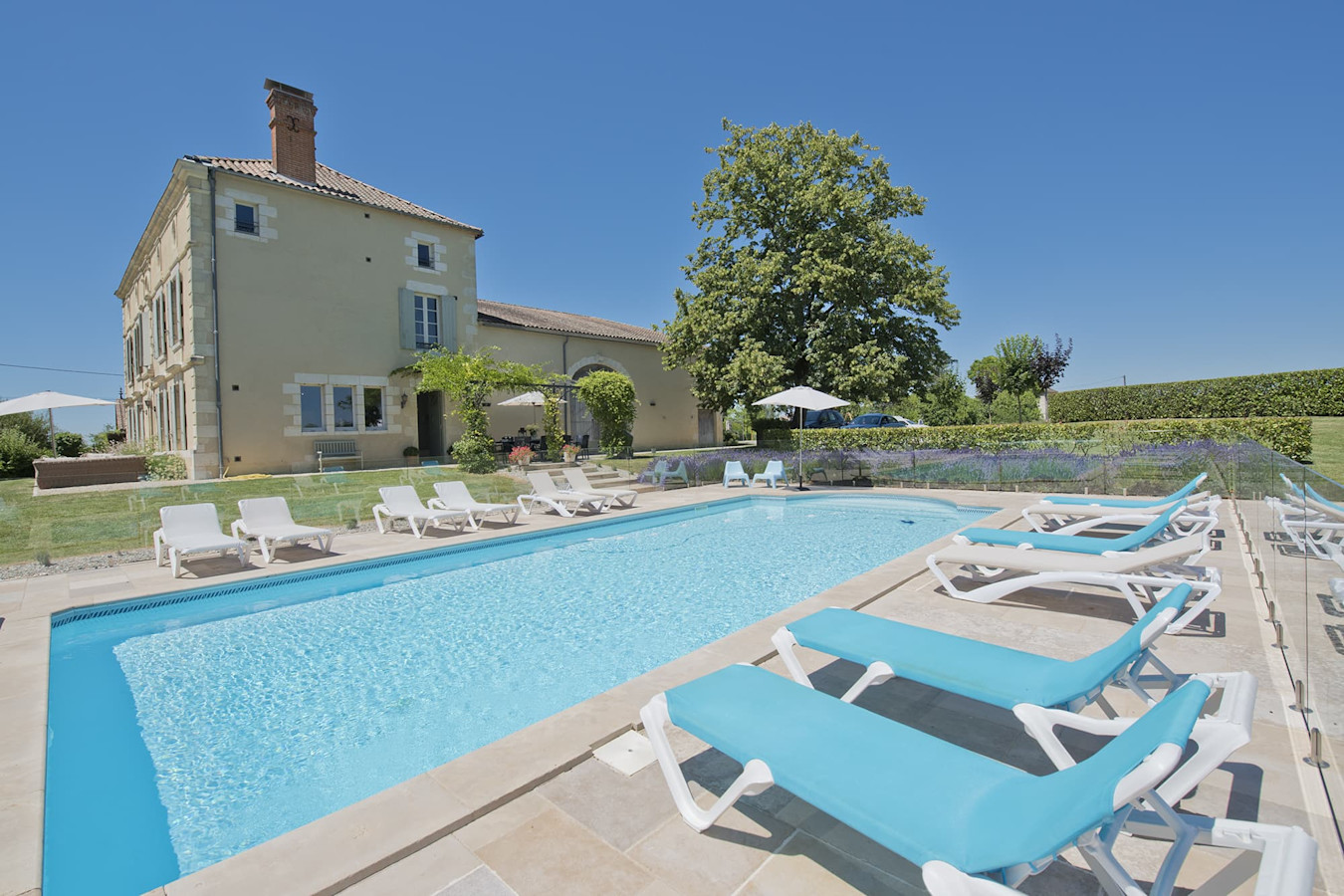 Visit the castle of Duras in the Lot et Garonne