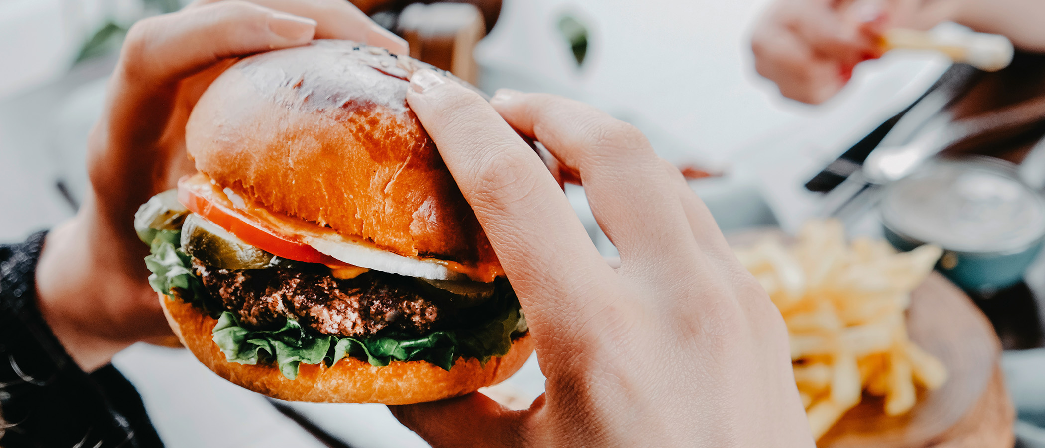 The best way to eat a burger • Migros