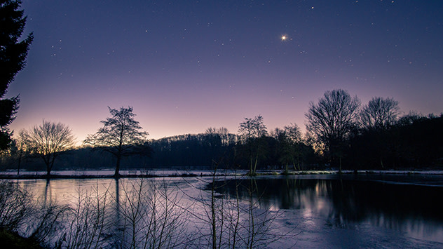 Hellster "Stern" am Morgenhimmel - Venus glänzt als schmale Sichel
