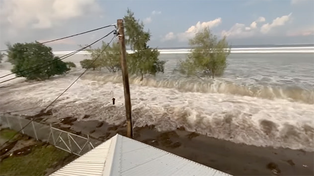 Tsunami-Warnung nach Vulkanausbruch für das Insel-Archipel Tonga im ...