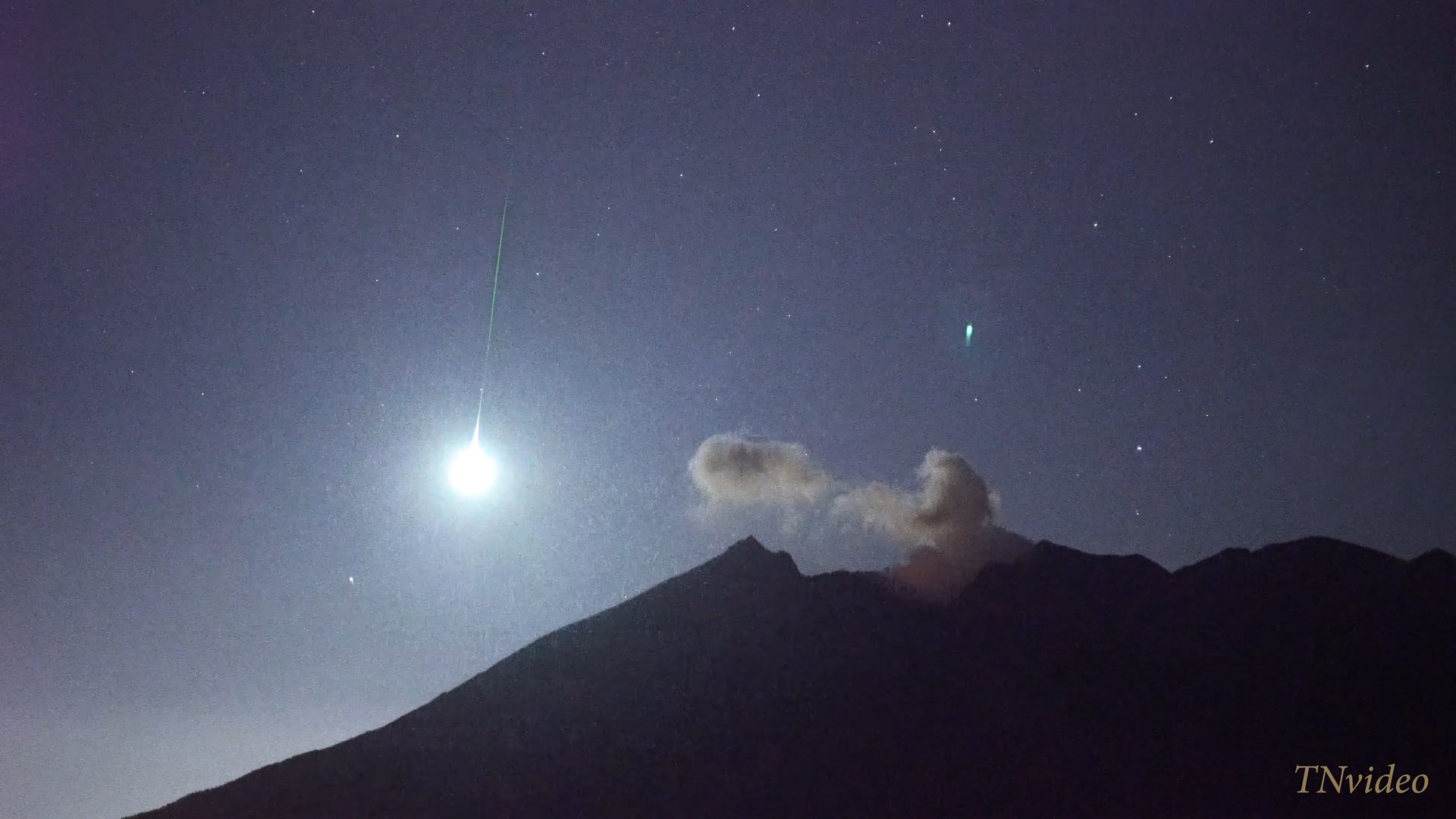 Watch the video: Spectacular fireball over volcano – Weather News