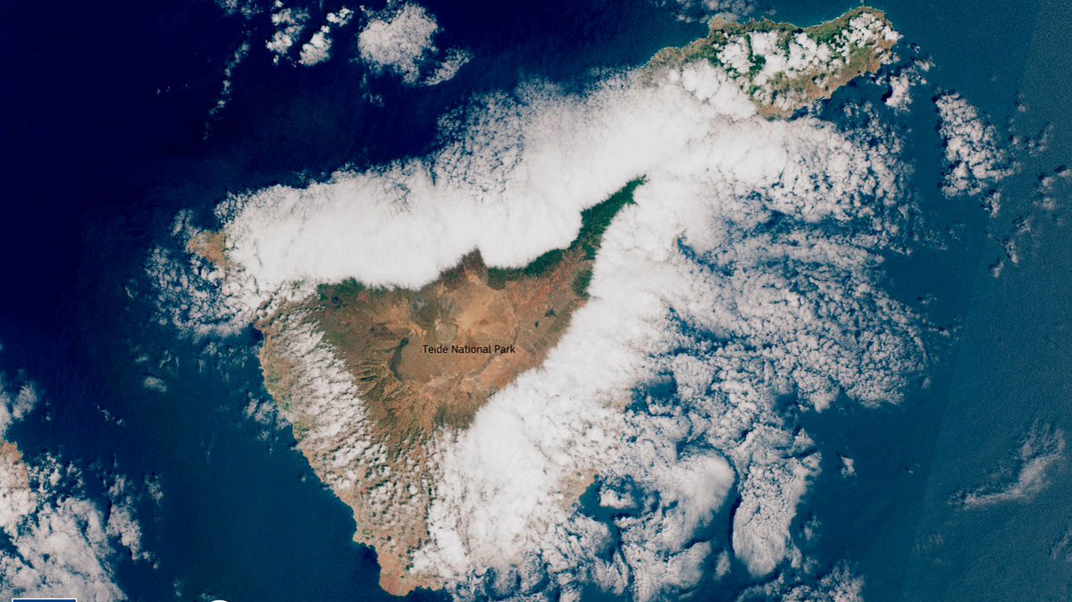 Satellitenbild: Teneriffa im Wolkendreieck
