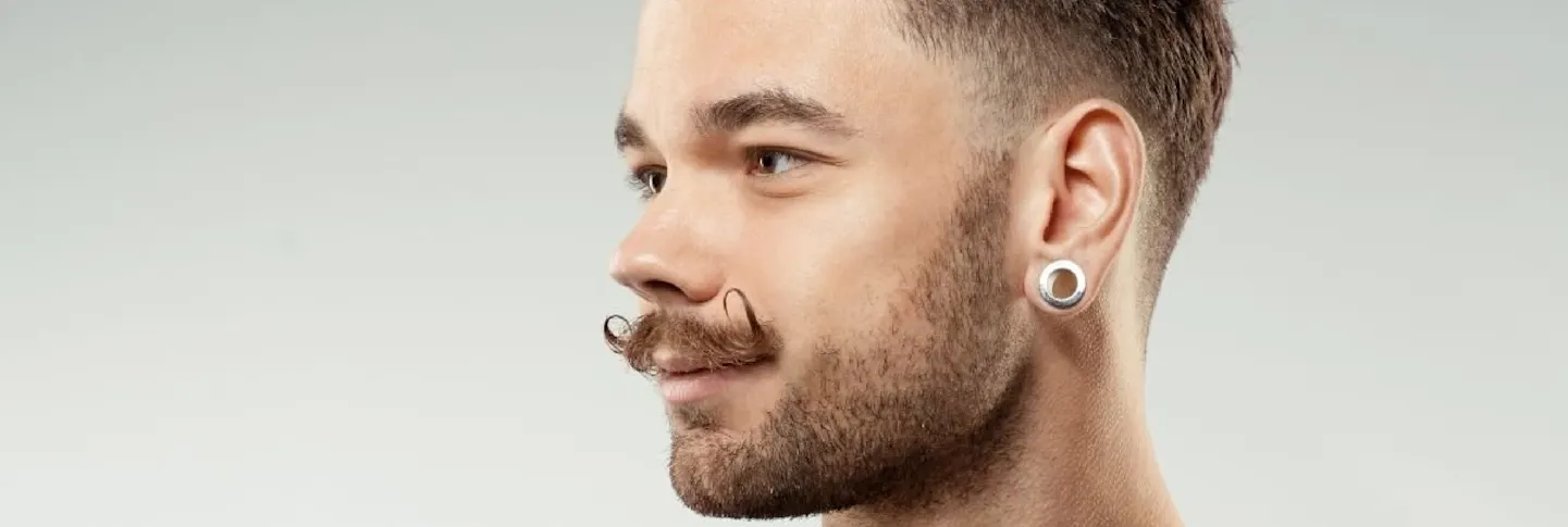 Gezwirbelter Schnurrbart: Richtig wachsen lassen & stylen