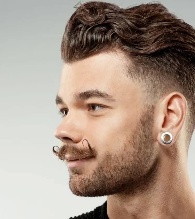 Gezwirbelter Schnurrbart: Richtig wachsen lassen & stylen