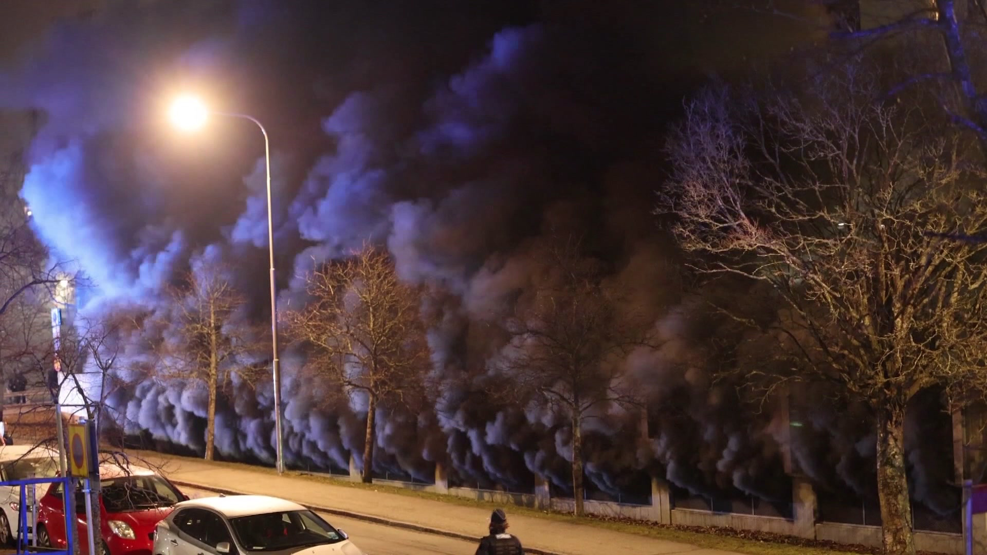 Garagebrand i Vårberg – över 60 bilar skadade