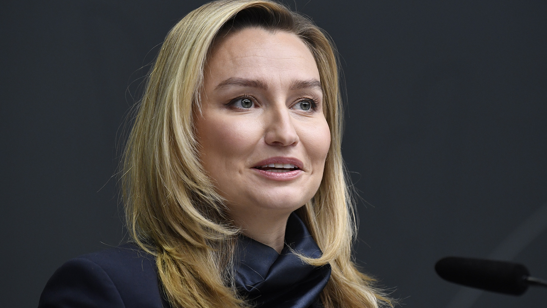 Ebba Buschs första ord efter felaktiga inläggen