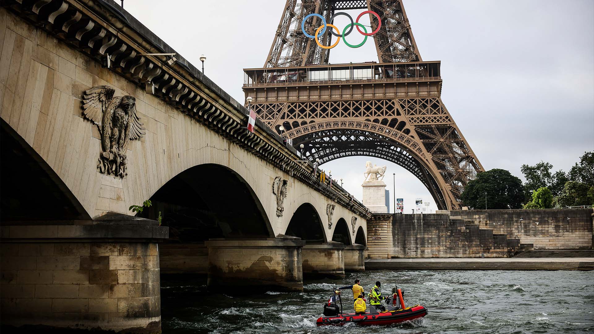 Upprörda Parisbor hotar bajsa i Seine