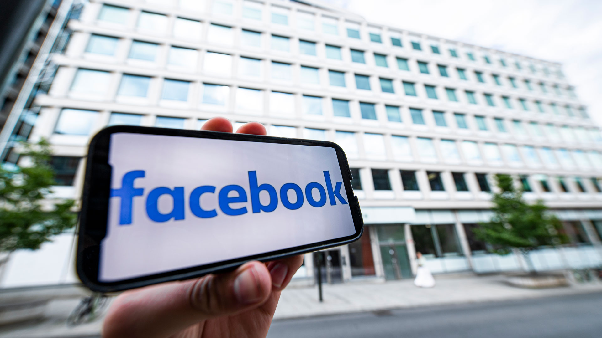 Över 500 personer stämmer Facebook Sweden