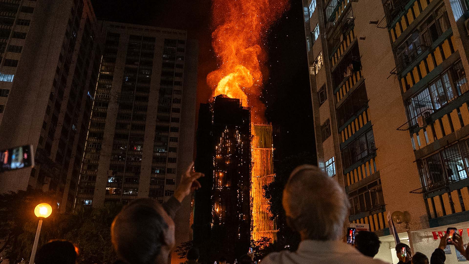 Dödssiffran i Hong Kong fortsätter stiga efter jättebranden