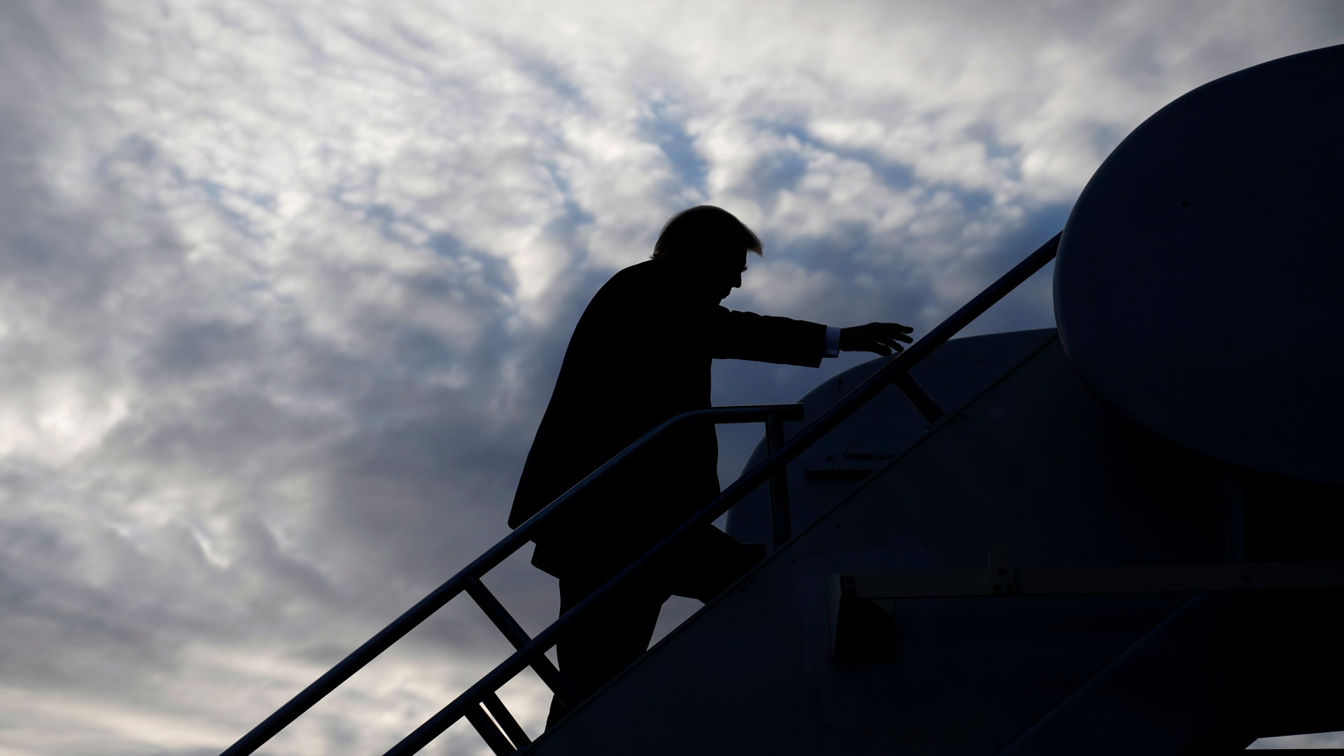 Möte i Ovala rummet – medan USA:s bombplan flyger västerut