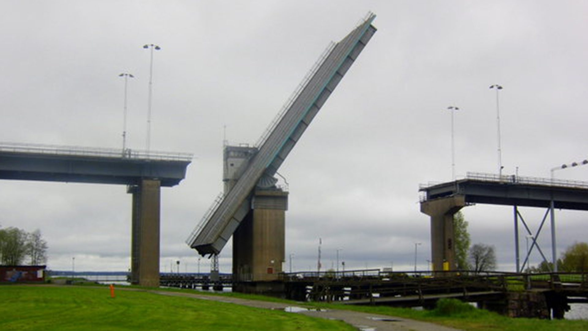 Cyklist blev höngandes från bro