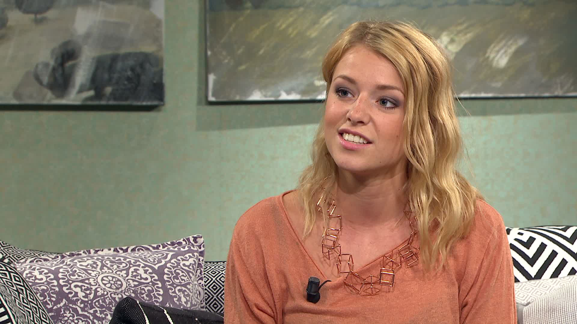 Youtube-stjärnan Clara Henry skriver bok om mens