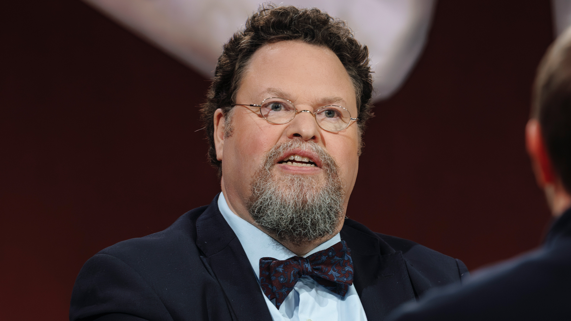 Edward Blom diskuterar om barnvakten får dricka bland barn