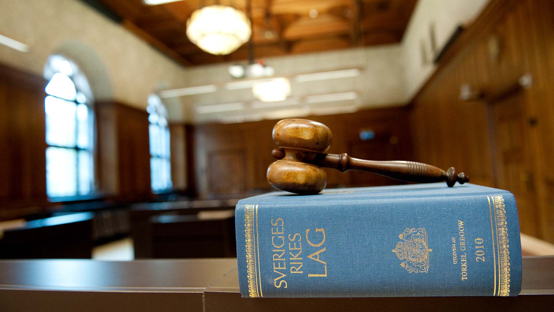 Kallade domare för "horunge" – döms till böter