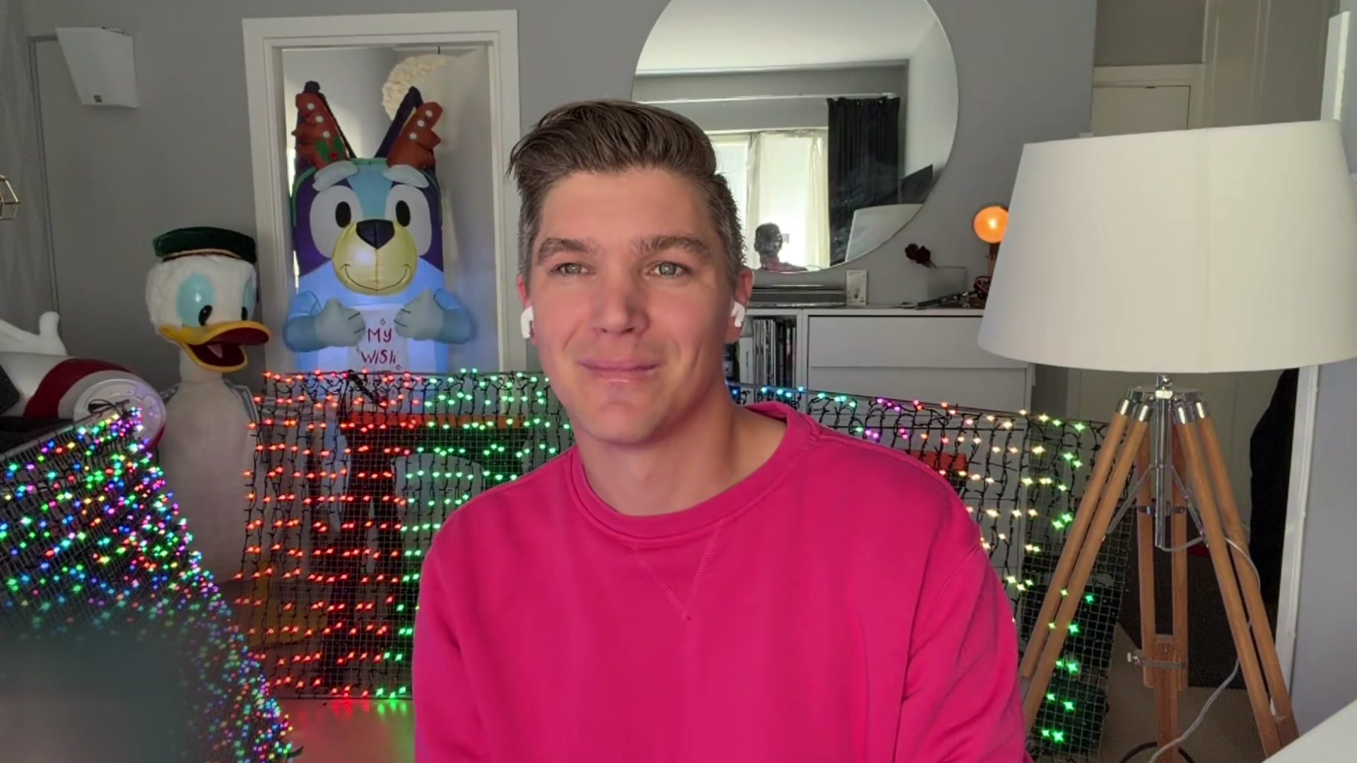 Han börjar julpynta redan i september: ”Över 5000 lampor”