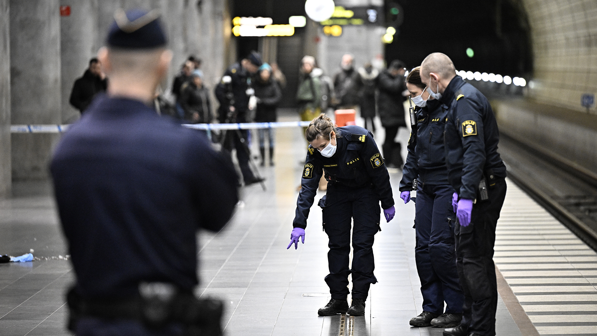 Tre unga män gripna för mordförsök på tågstation