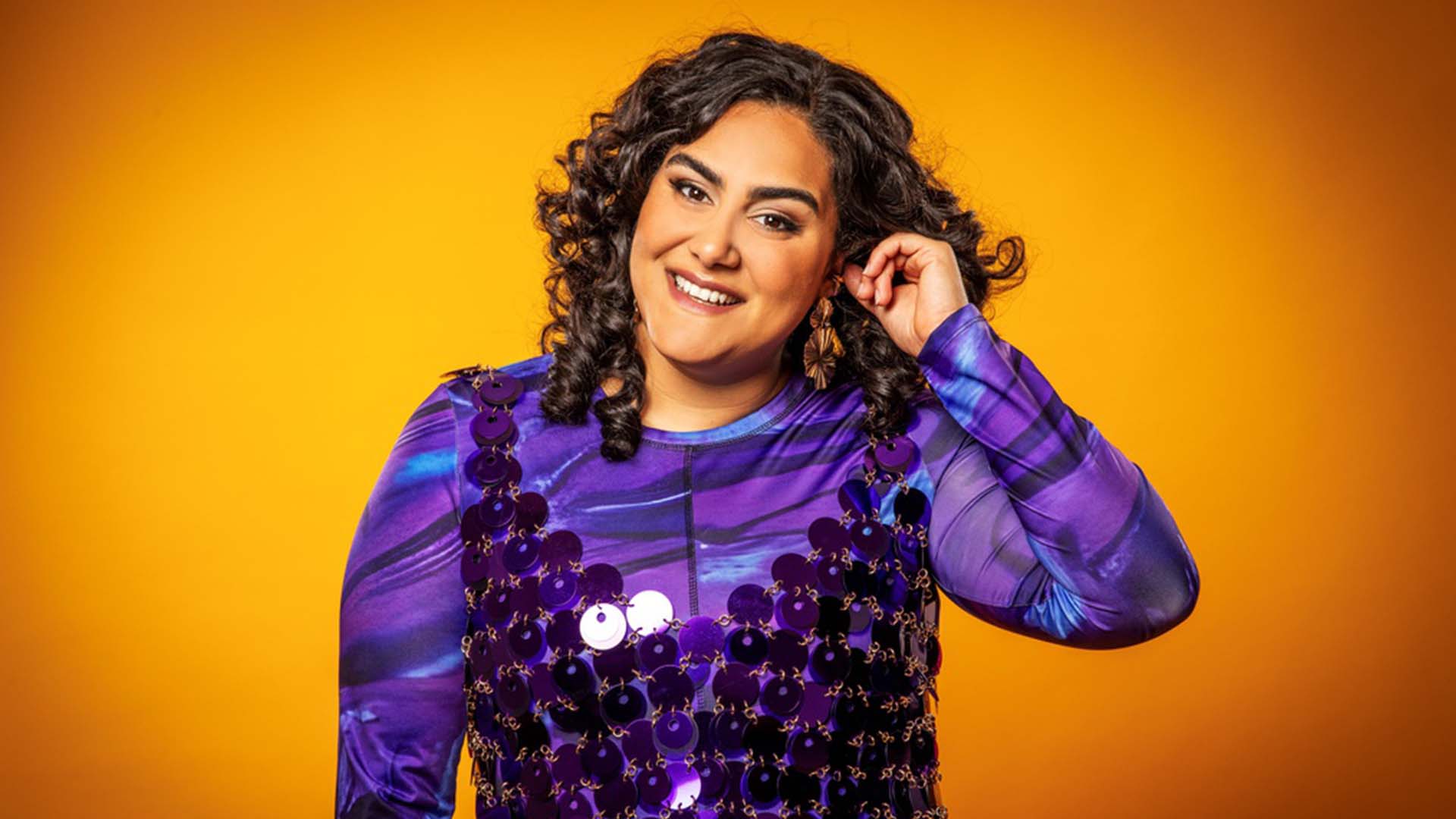 Hon värmer upp tittarna inför Melodifestivalen