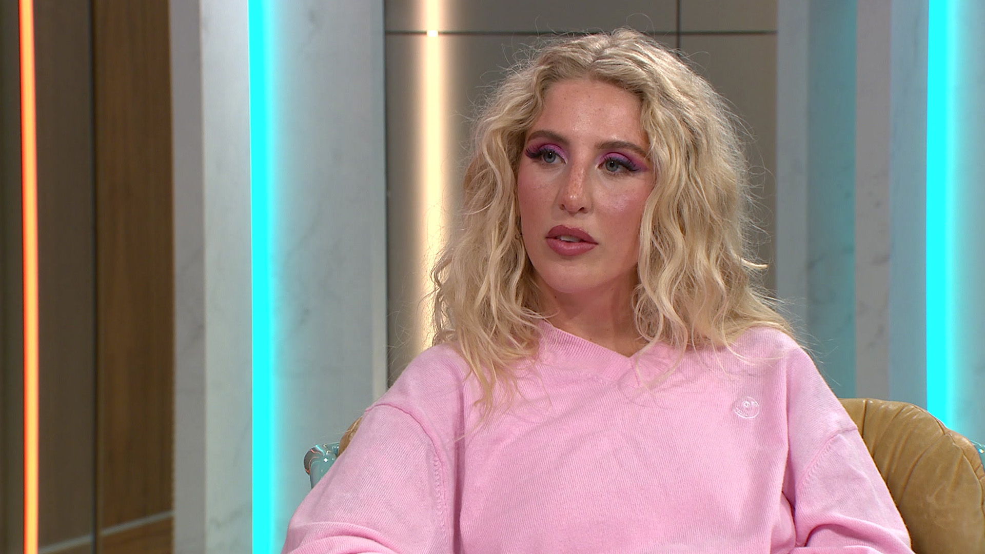 Peg svar efter kritiken mot klädvalet framför kungafamiljen