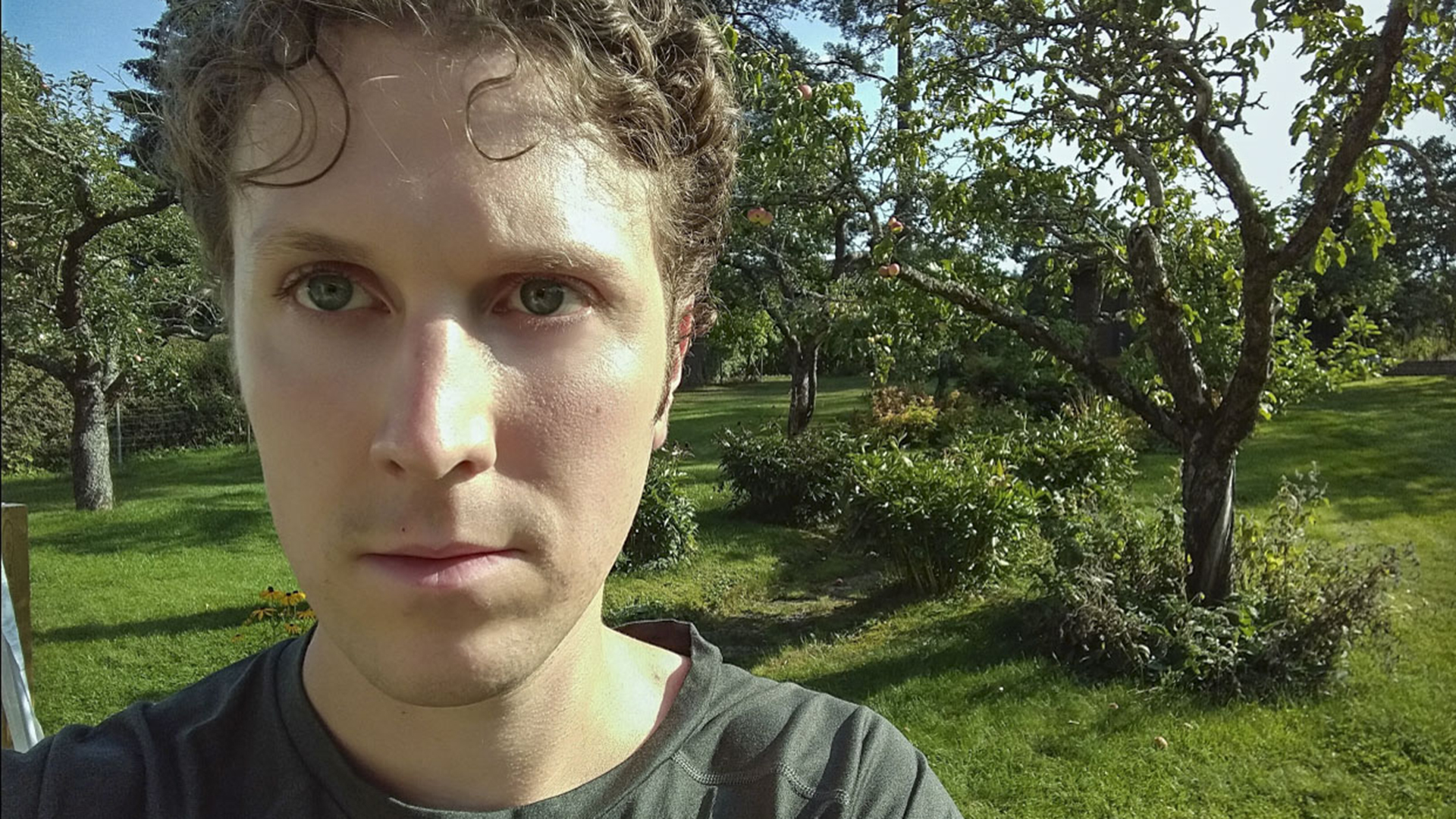 Rickard Andersson, 35, läser upp brev från kommunen