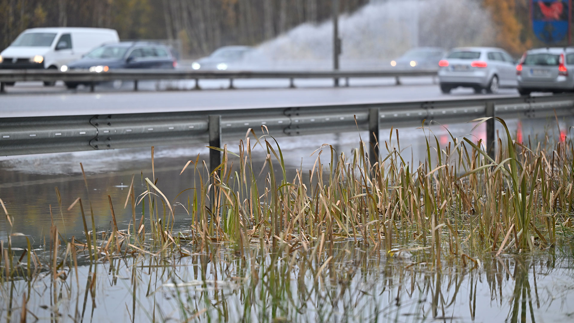 Banvall bortspolad – räls hänger i luften