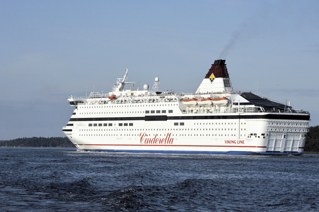 Viking Line hotar flytta till Sverige