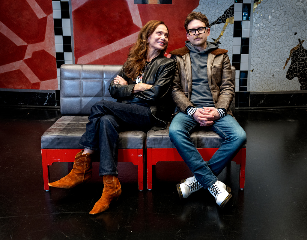 Lena Olin gör comeback – med sonen – på teatern