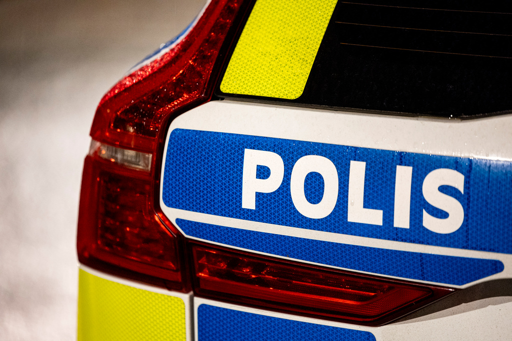 Kvinna i 70-årsåldern död – krockade med polisbil
