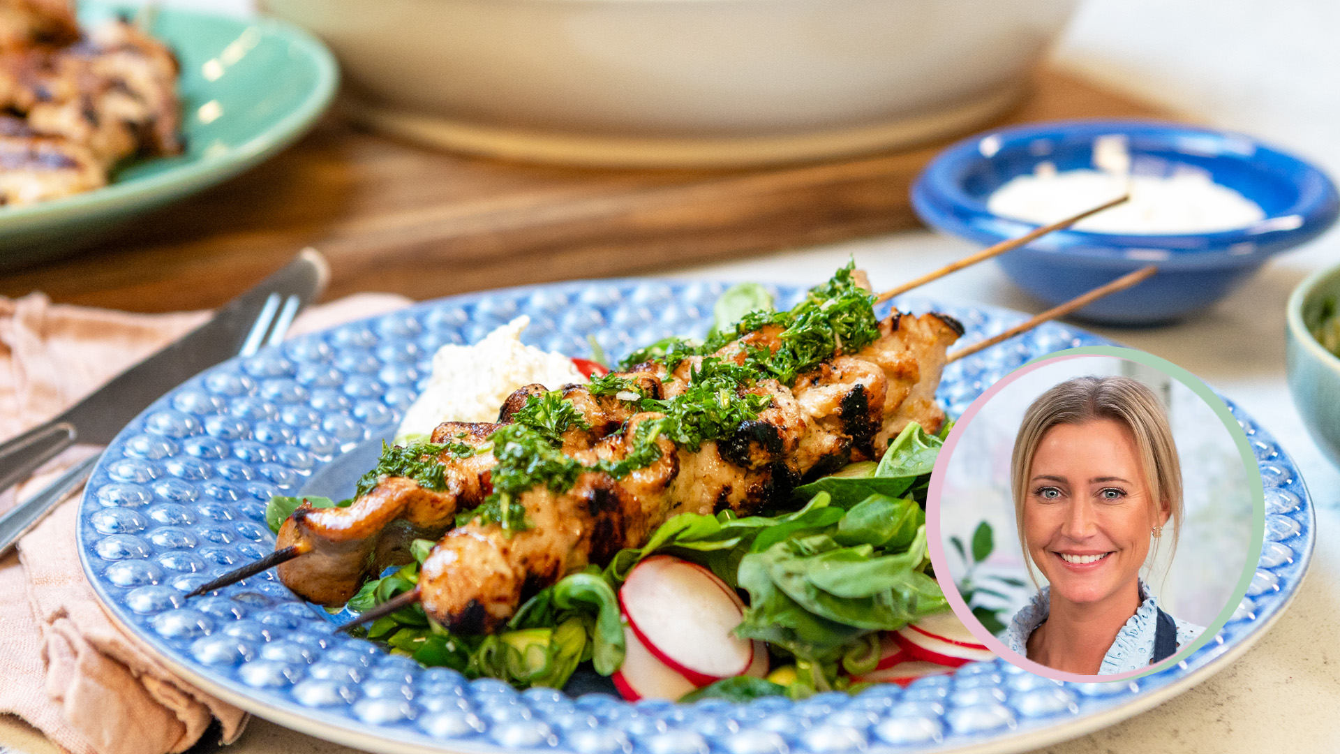 Catarina Königs kycklingspett med parmesankräm och gremolata
