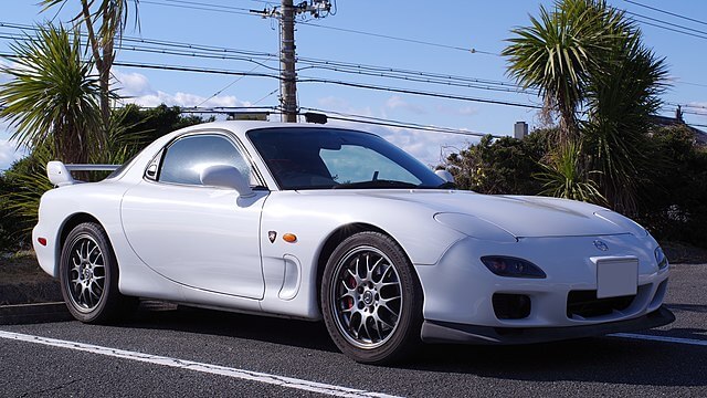 RX7のバッテリー交換はいくら？交換方法別の費用や所要時間をご紹介｜Seibii