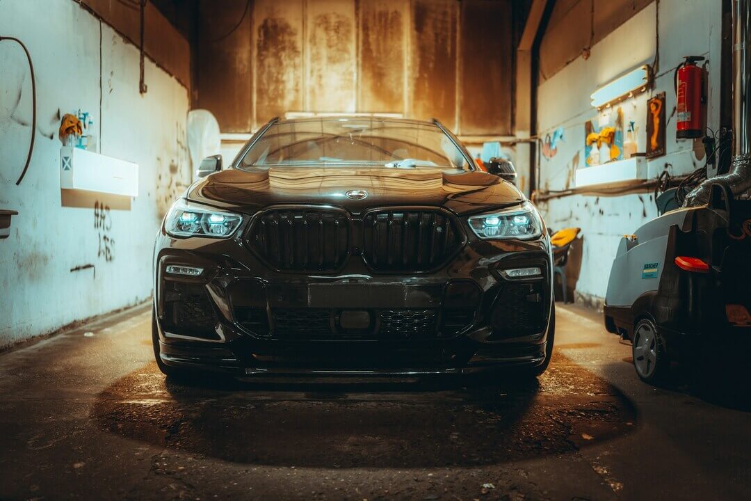 BMW・X6のバッテリー交換はいくら？交換方法別の費用や所要時間をご紹介｜Seibii