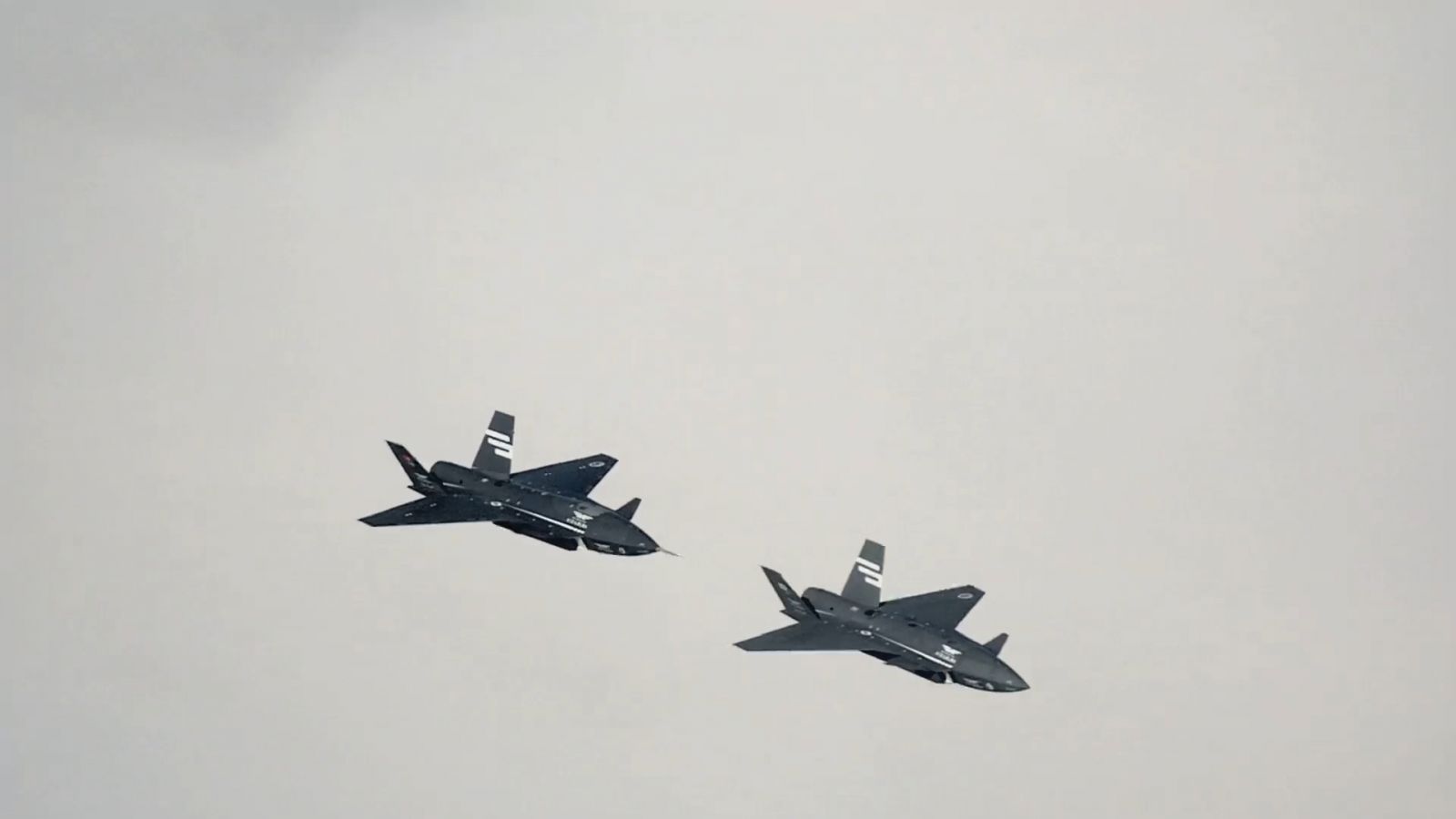 Η ΤΟΥΡΚΙΑ ΜΟΛΙΣ ΕΚΑΝΕ ΤΟ TOP GUN ΑΠΑΡΑΙΤΗΤΟ: ΔΥΟ TWO AI JET DRONES MALE ...