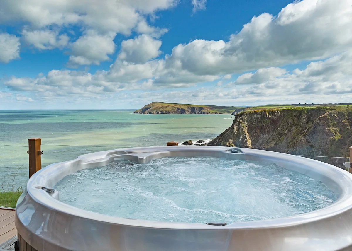 16 of the Best Hot Tub Lodges with Scenic Views | Hoseasons Blog