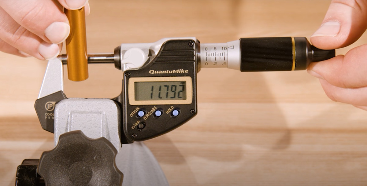 how does a digital micrometer work