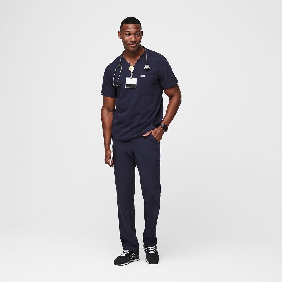 Men's Leon™ Three-Pocket Scrub Top - Navy · FIGS