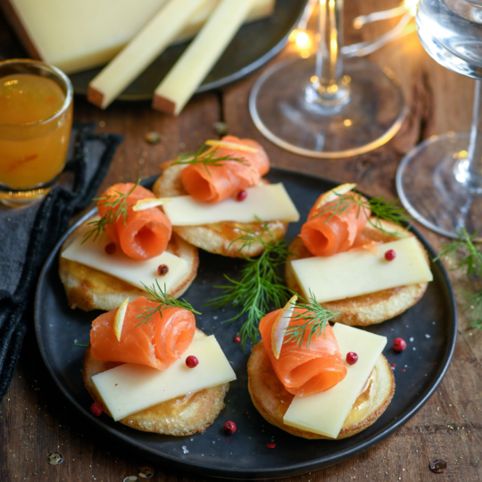 Blinis à la Gelée de Coing, Comté et Truite fumée