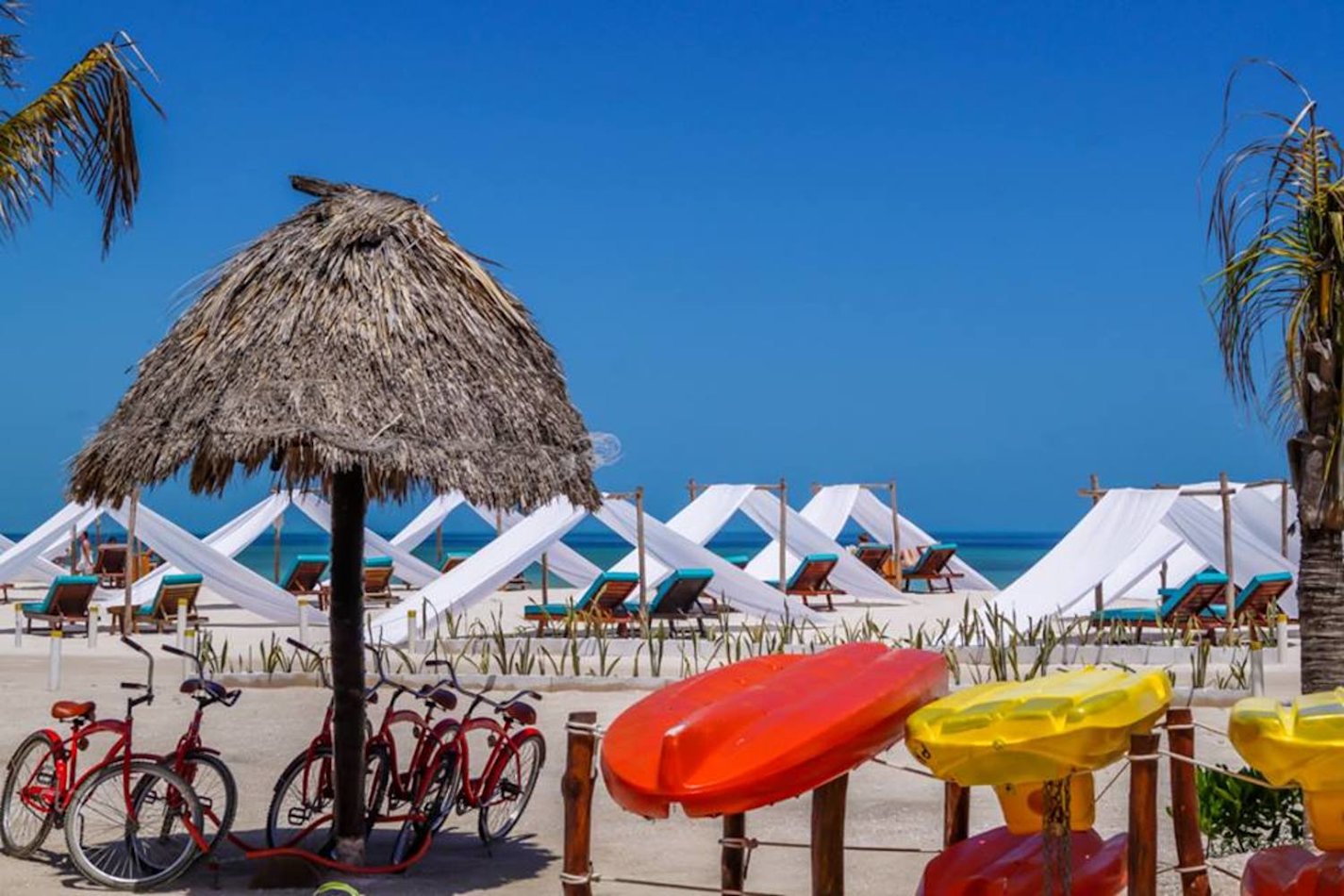 El Velero Beach Club