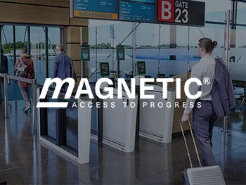 Magnetic Autocontrol-Logo über einer Zugangskontrolllösung für Flughäfen