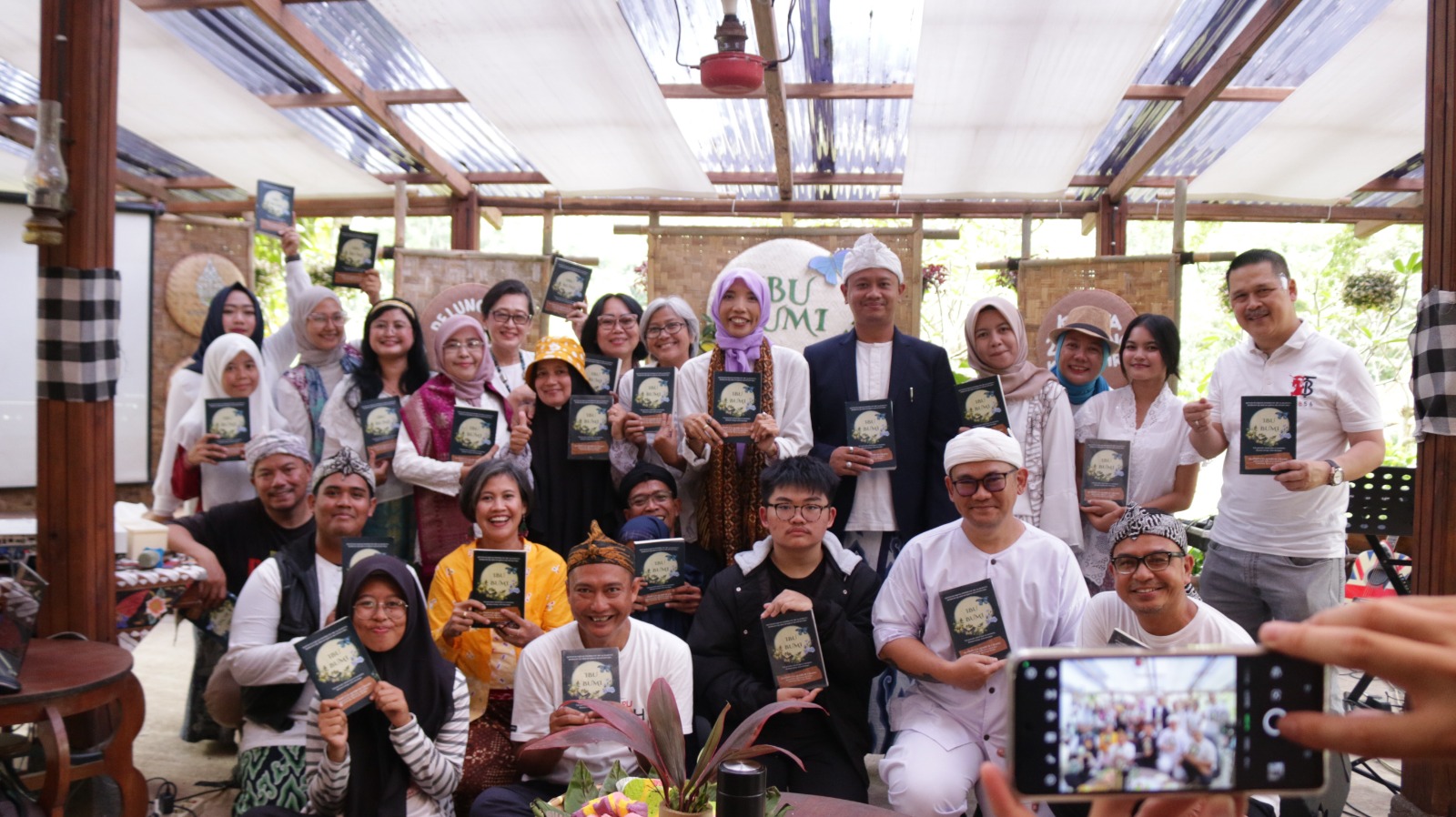 Peluncuran Buku Ibu Bumi: Wujud Nyata Hidupkan Literasi Nuswantara hingga Simbolisme Penghargaan ...