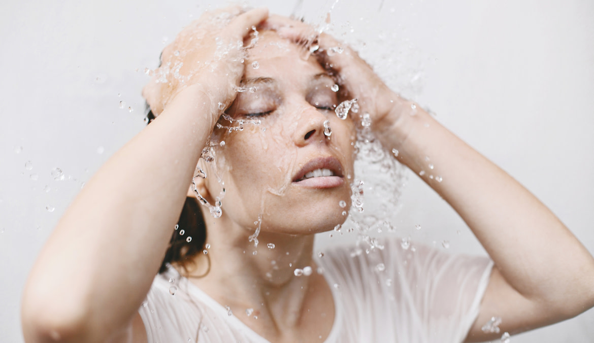 Yes, Dunking Your Face in Ice Water Helps With Puffiness—... | theSkimm